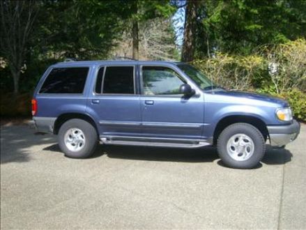 Good condition Dark Blue 2000 Ford Explorer XLT in Gig Harbor, Washington